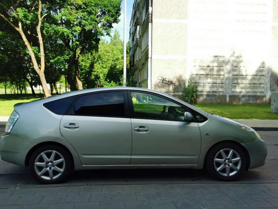 Grey Toyota Prius 2006 in Vilnius, with an engine capacity of 1.50 L and mileage of 300 thousand km for 1950 €, photo 15 on AUTOMOTO.COM.LV