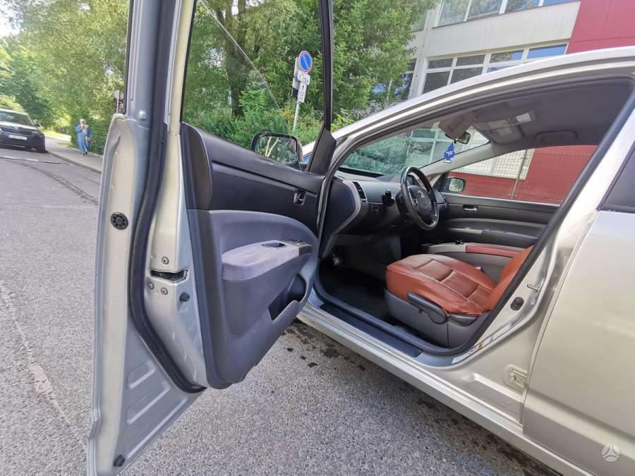 Grey Toyota Prius 2006 in Vilnius, with an engine capacity of 1.50 L and mileage of 300 thousand km for 1950 €, photo 16 on AUTOMOTO.COM.LV