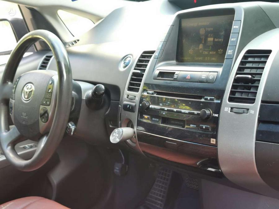 Grey Toyota Prius 2006 in Vilnius, with an engine capacity of 1.50 L and mileage of 300 thousand km for 1950 €, photo 17 on AUTOMOTO.COM.LV