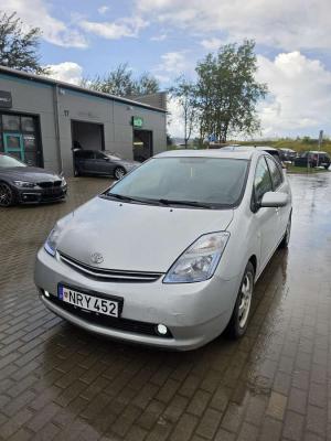 Pelēks Toyota Prius 2006 Viļņa, ar dzinēja tilpumu 1.50 L un nobraukumu 463 tūkst. km par 3200 €, foto  vietnē AUTOMOTO.COM.LV