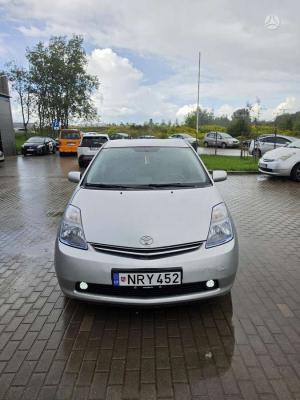 Pelēks Toyota Prius 2006 Viļņa, ar dzinēja tilpumu 1.50 L un nobraukumu 463 tūkst. km par 3200 €, foto 3 vietnē AUTOMOTO.COM.LV