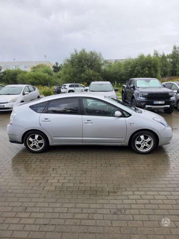 Pelēks Toyota Prius 2006 Viļņa, ar dzinēja tilpumu 1.50 L un nobraukumu 463 tūkst. km par 3200 €, foto 4 vietnē AUTOMOTO.COM.LV