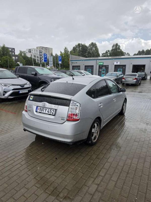 Pelēks Toyota Prius 2006 Viļņa, ar dzinēja tilpumu 1.50 L un nobraukumu 463 tūkst. km par 3200 €, foto 5 vietnē AUTOMOTO.COM.LV