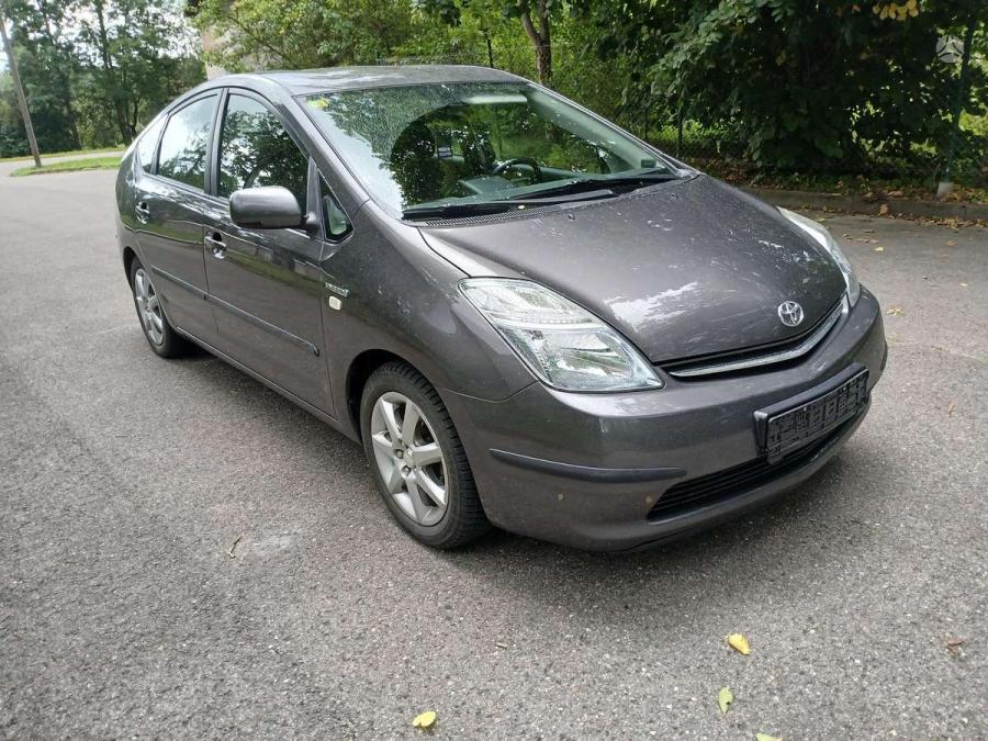 Grey Toyota Prius 2006 in Utena, with an engine capacity of 1.50 L and mileage of 190 thousand km for 4600 €, photo 1 on AUTOMOTO.COM.LV