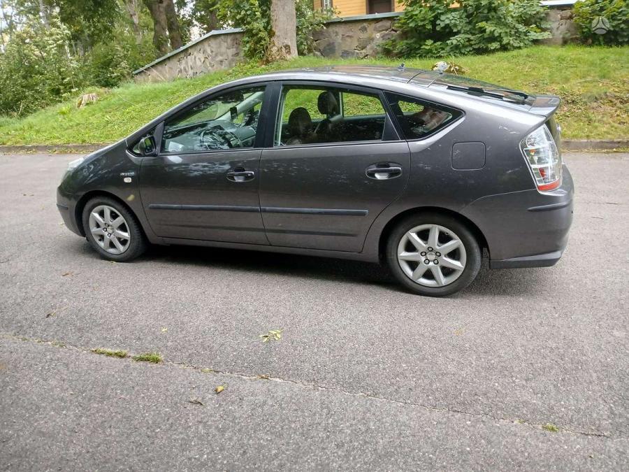 Grey Toyota Prius 2006 in Utena, with an engine capacity of 1.50 L and mileage of 190 thousand km for 4600 €, photo 4 on AUTOMOTO.COM.LV