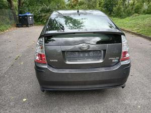Grey Toyota Prius 2006 in Utena, with an engine capacity of 1.50 L and mileage of 190 thousand km for 4600 €, photo 8 on AUTOMOTO.COM.LV