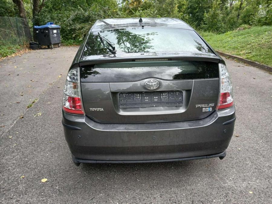 Grey Toyota Prius 2006 in Utena, with an engine capacity of 1.50 L and mileage of 190 thousand km for 4600 €, photo 8 on AUTOMOTO.COM.LV