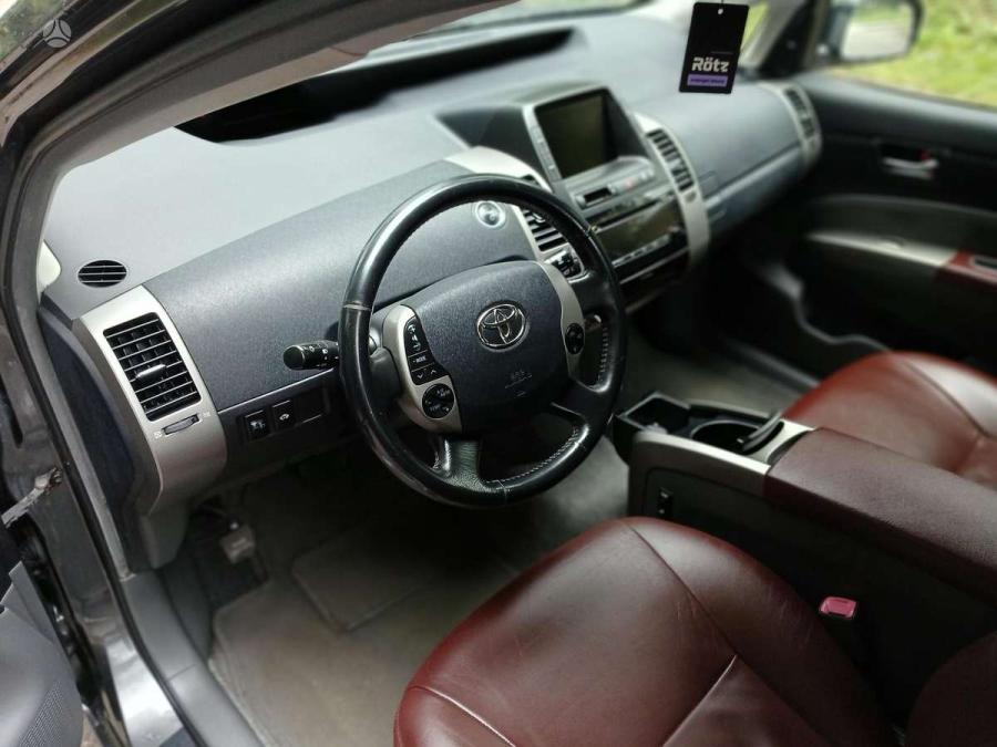 Grey Toyota Prius 2006 in Utena, with an engine capacity of 1.50 L and mileage of 190 thousand km for 4600 €, photo 9 on AUTOMOTO.COM.LV