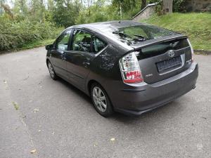 Grey Toyota Prius 2006 in Utena, with an engine capacity of 1.50 L and mileage of 190 thousand km for 4600 €, photo 12 on AUTOMOTO.COM.LV