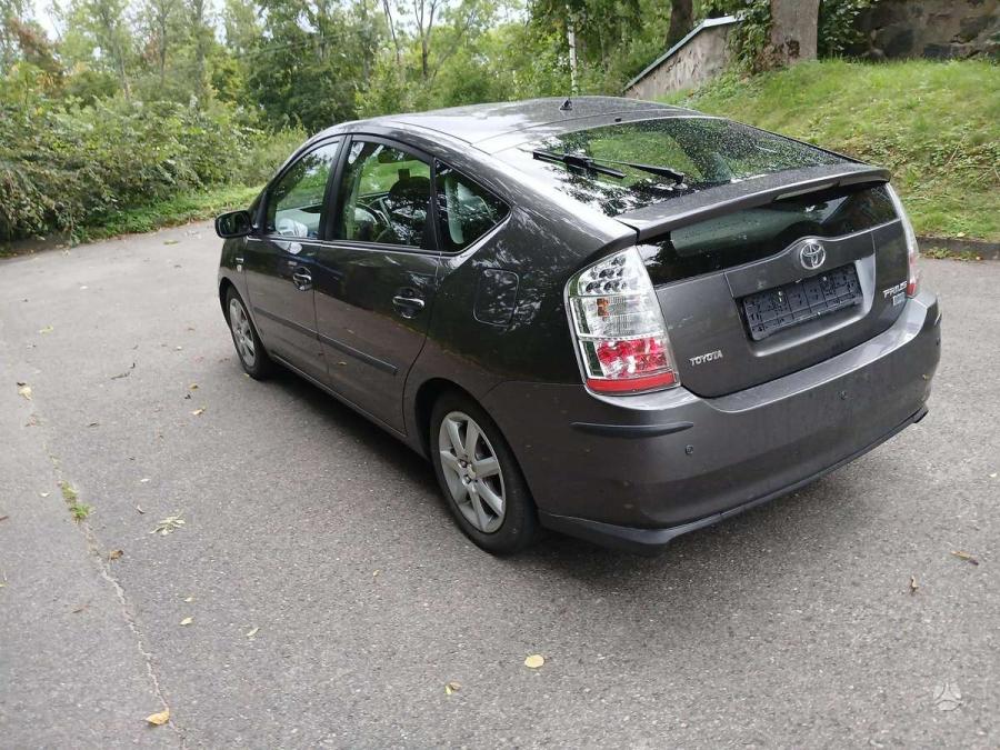Grey Toyota Prius 2006 in Utena, with an engine capacity of 1.50 L and mileage of 190 thousand km for 4600 €, photo 12 on AUTOMOTO.COM.LV