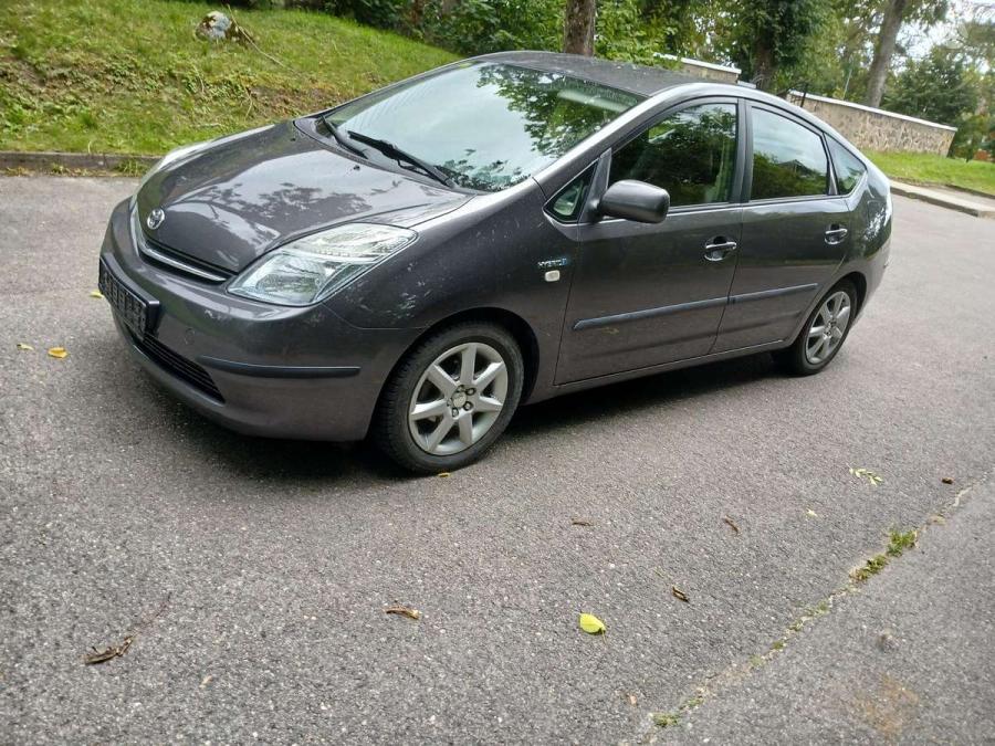 Grey Toyota Prius 2006 in Utena, with an engine capacity of 1.50 L and mileage of 190 thousand km for 4600 €, photo 16 on AUTOMOTO.COM.LV