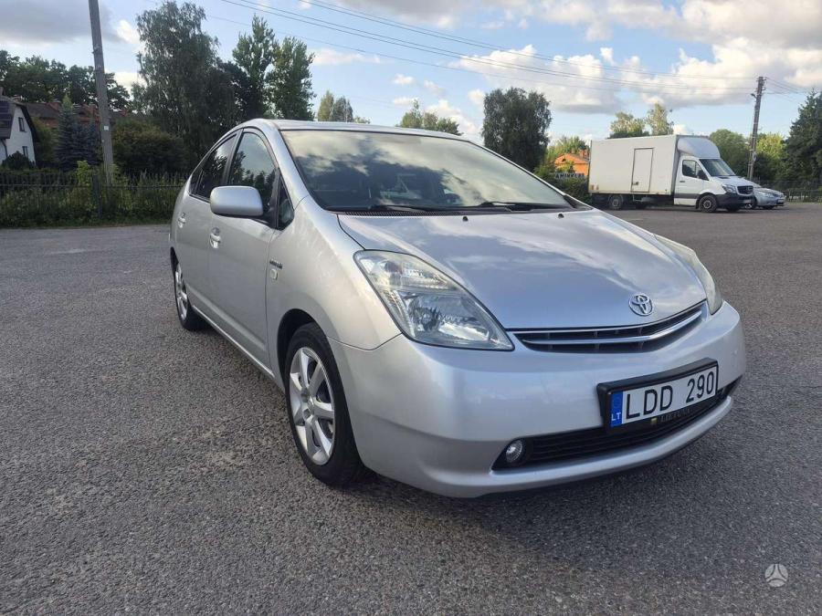 Pelēks Toyota Prius 2006 Kauņa, ar dzinēja tilpumu 1.50 L un nobraukumu 455 tūkst. km par 3600 €, foto 1 vietnē AUTOMOTO.COM.LV