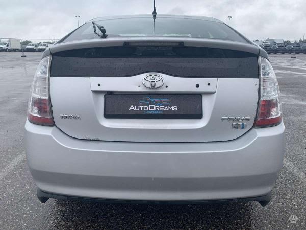 Pelēks Toyota Prius 2006 Viļņa, ar dzinēja tilpumu 1.50 L un nobraukumu 332 tūkst. km par 3700 €, foto 7 vietnē AUTOMOTO.COM.LV