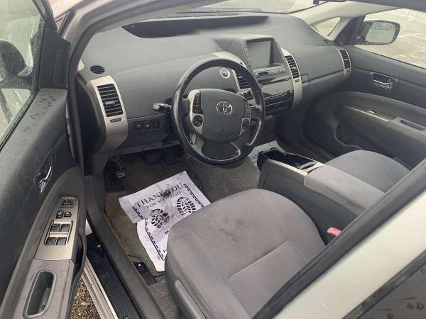 Pelēks Toyota Prius 2006 Viļņa, ar dzinēja tilpumu 1.50 L un nobraukumu 332 tūkst. km par 3700 €, foto 9 vietnē AUTOMOTO.COM.LV