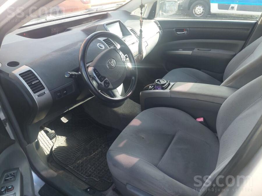 Grey Toyota Prius 2006 in Riga, with an engine capacity of 1.50 L and mileage of 533 thousand km for 1700 €, photo 3 on AUTOMOTO.COM.LV