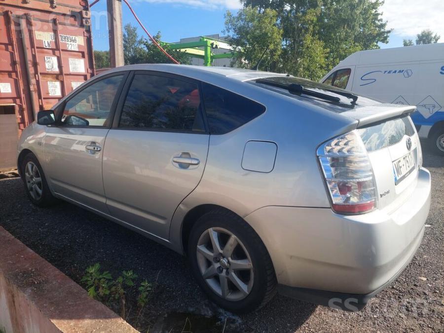 Grey Toyota Prius 2006 in Riga, with an engine capacity of 1.50 L and mileage of 533 thousand km for 1700 €, photo 4 on AUTOMOTO.COM.LV