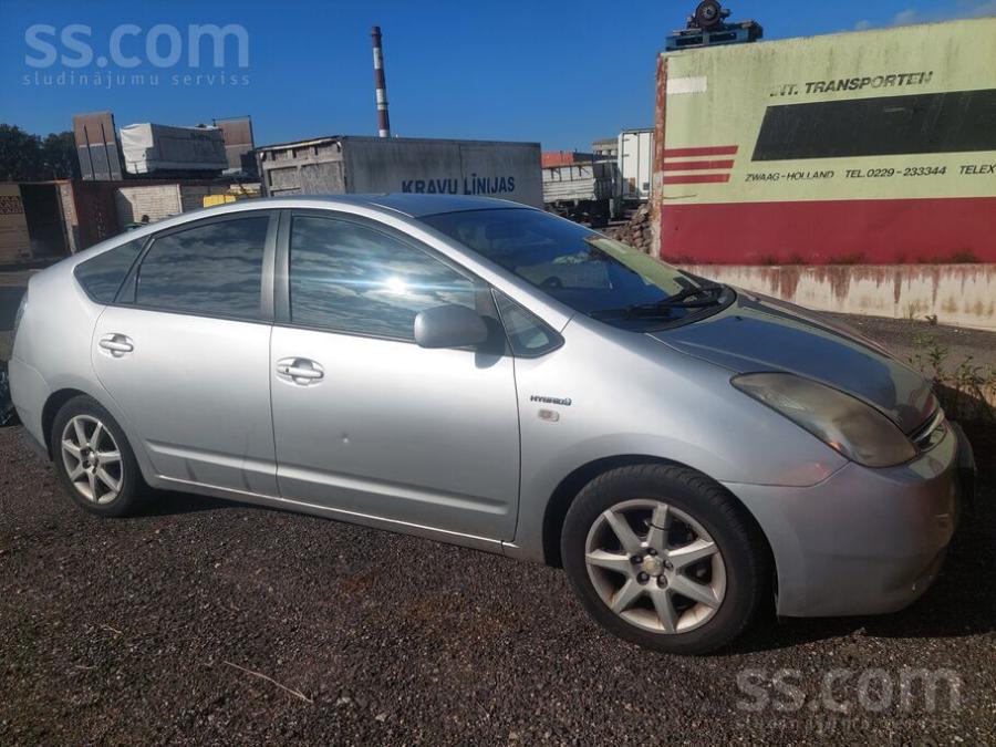 Grey Toyota Prius 2006 in Riga, with an engine capacity of 1.50 L and mileage of 533 thousand km for 1700 €, photo 5 on AUTOMOTO.COM.LV