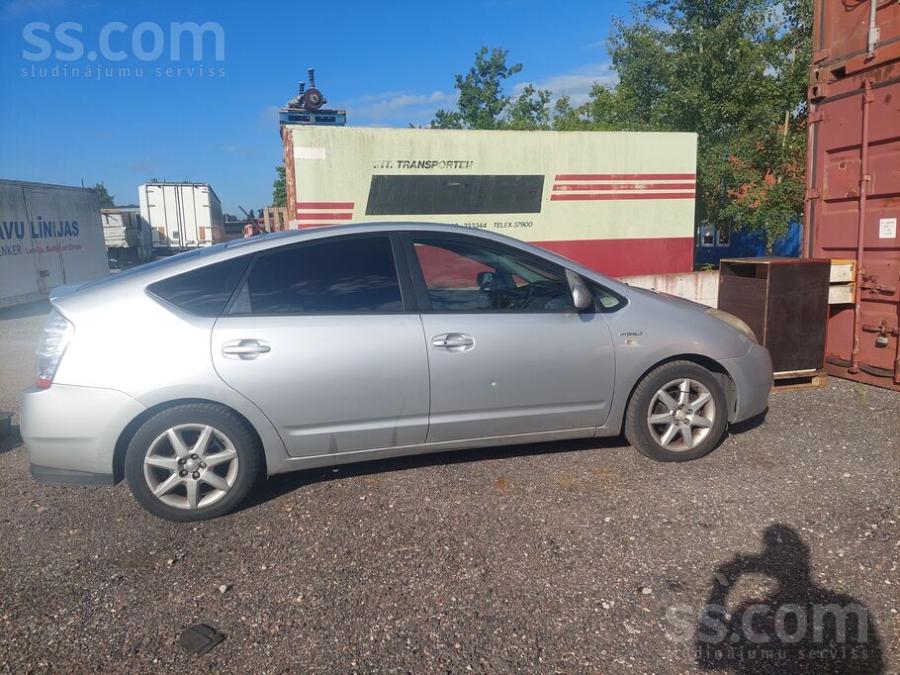 Grey Toyota Prius 2006 in Riga, with an engine capacity of 1.50 L and mileage of 533 thousand km for 1700 €, photo 6 on AUTOMOTO.COM.LV