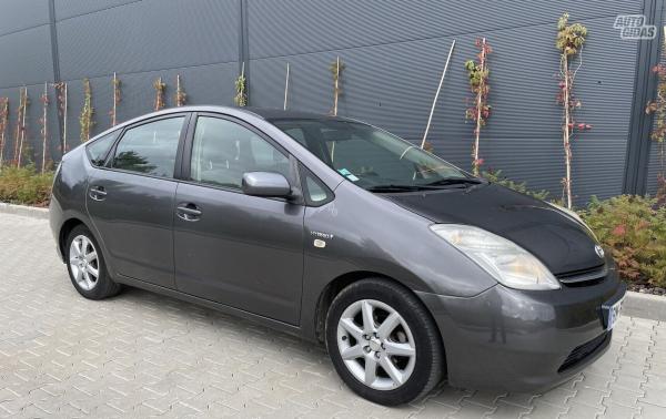 Grey Toyota Prius 2007 in Vilnius, with an engine capacity of 1.50 L and mileage of 258 thousand km for 3650 €, photo 1 on AUTOMOTO.COM.LV