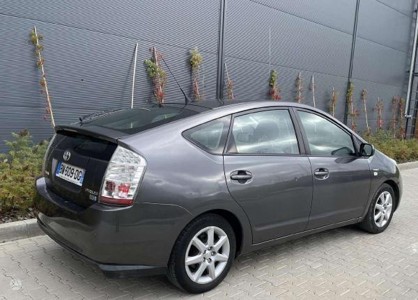 Grey Toyota Prius 2007 in Vilnius, with an engine capacity of 1.50 L and mileage of 258 thousand km for 3650 €, photo 3 on AUTOMOTO.COM.LV
