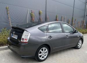 Grey Toyota Prius 2007 in Vilnius, with an engine capacity of 1.50 L and mileage of 258 thousand km for 3650 €, photo 3 on AUTOMOTO.COM.LV