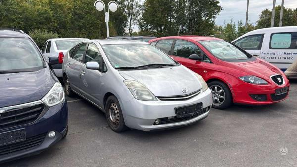 Pelēks Toyota Prius 2007 Panevēža, ar dzinēja tilpumu 1.50 L un nobraukumu 283 tūkst. km par 3500 €, foto 3 vietnē AUTOMOTO.COM.LV