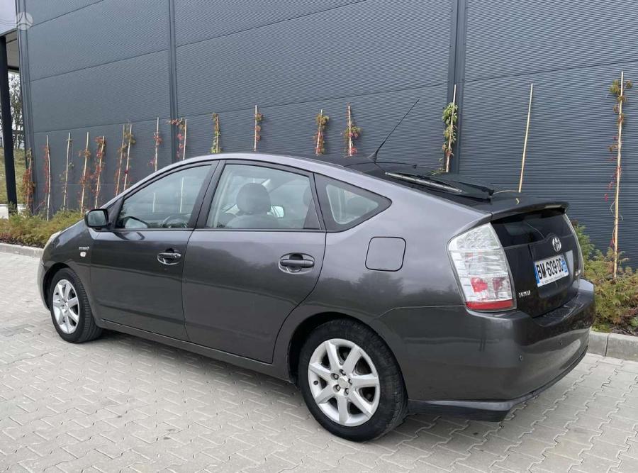 Grey Toyota Prius 2007 in Vilnius, with an engine capacity of 1.50 L and mileage of 258 thousand km for 3650 €, photo 4 on AUTOMOTO.COM.LV