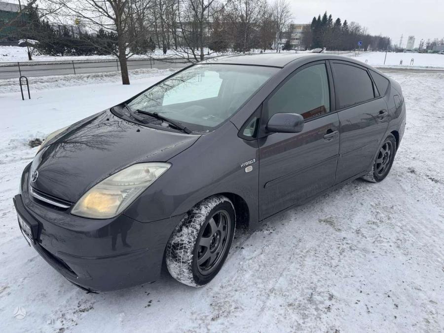 Grey Toyota Prius 2007 in Siauliai, with an engine capacity of 1.50 L and mileage of 308 thousand km for 3500 €, photo 1 on AUTOMOTO.COM.LV