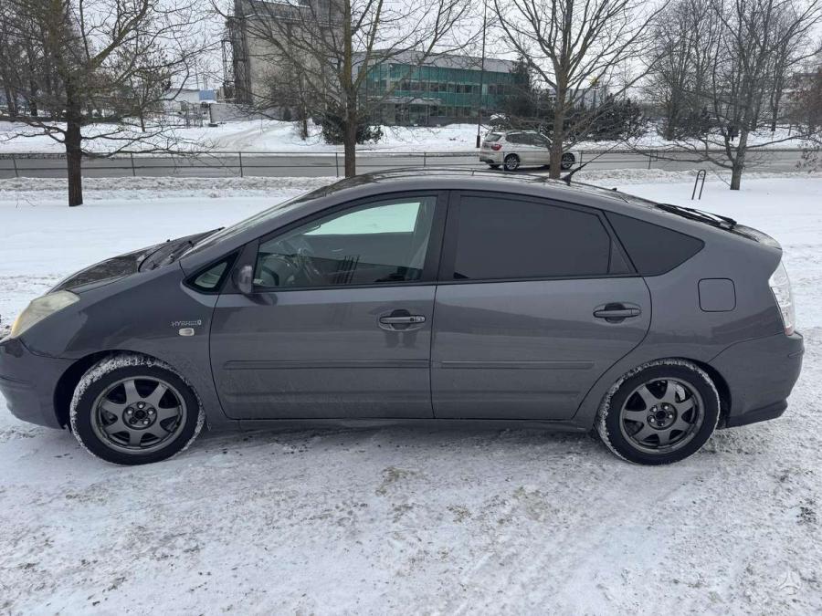 Grey Toyota Prius 2007 in Siauliai, with an engine capacity of 1.50 L and mileage of 308 thousand km for 3400 €, photo 2 on AUTOMOTO.COM.LV