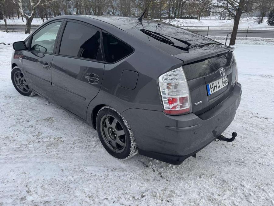 Grey Toyota Prius 2007 in Siauliai, with an engine capacity of 1.50 L and mileage of 308 thousand km for 3400 €, photo 3 on AUTOMOTO.COM.LV