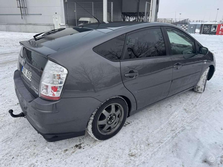 Grey Toyota Prius 2007 in Siauliai, with an engine capacity of 1.50 L and mileage of 308 thousand km for 3400 €, photo 5 on AUTOMOTO.COM.LV
