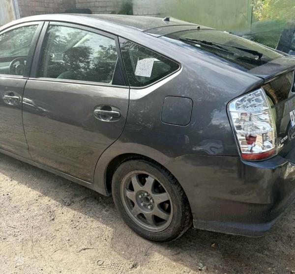 Grey Toyota Prius 2007 in Vilnius, with an engine capacity of 1.50 L and mileage of 639 thousand km for 3900 €, photo 2 on AUTOMOTO.COM.LV