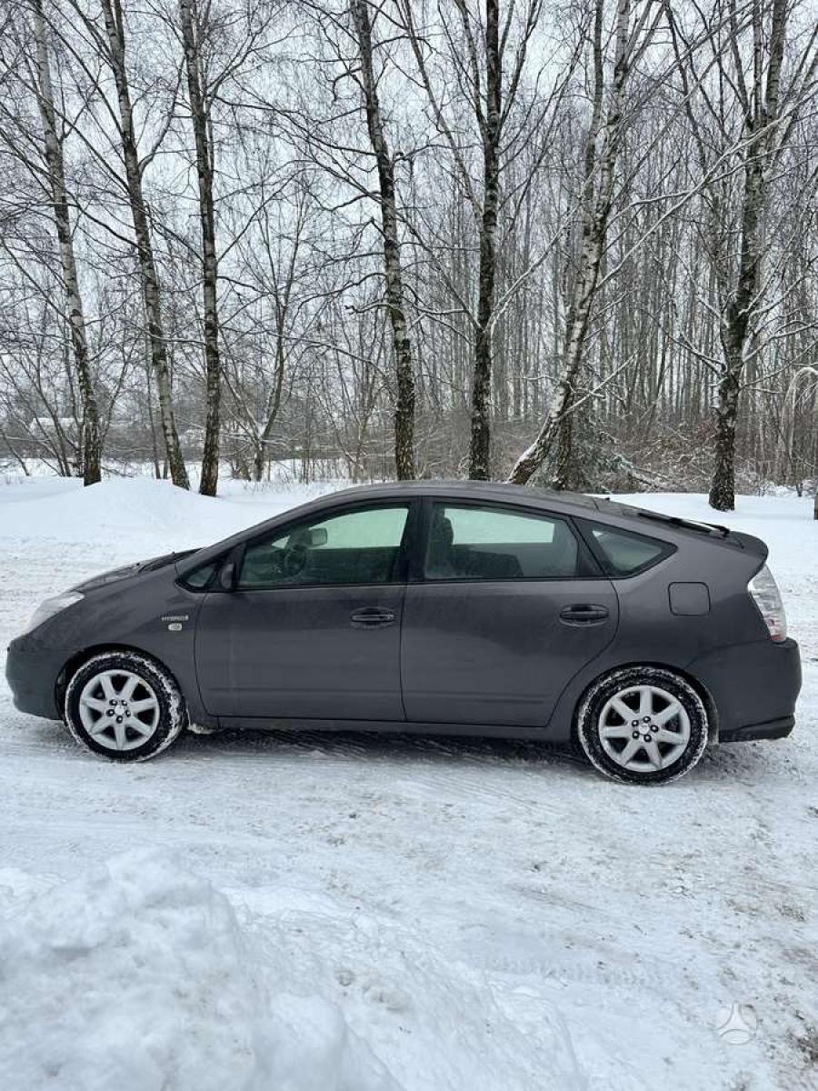 Grey Toyota Prius 2007 in Panevezys, with an engine capacity of 1.50 L and mileage of 376 thousand km for 4400 €, photo 2 on AUTOMOTO.COM.LV