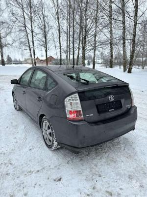 Grey Toyota Prius 2007 in Panevezys, with an engine capacity of 1.50 L and mileage of 376 thousand km for 4400 €, photo 3 on AUTOMOTO.COM.LV
