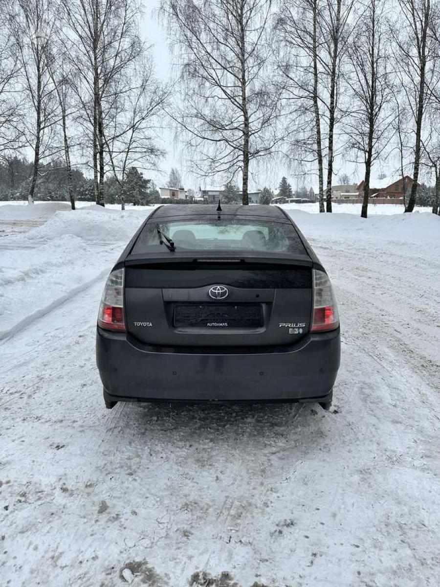 Grey Toyota Prius 2007 in Panevezys, with an engine capacity of 1.50 L and mileage of 376 thousand km for 4400 €, photo 5 on AUTOMOTO.COM.LV