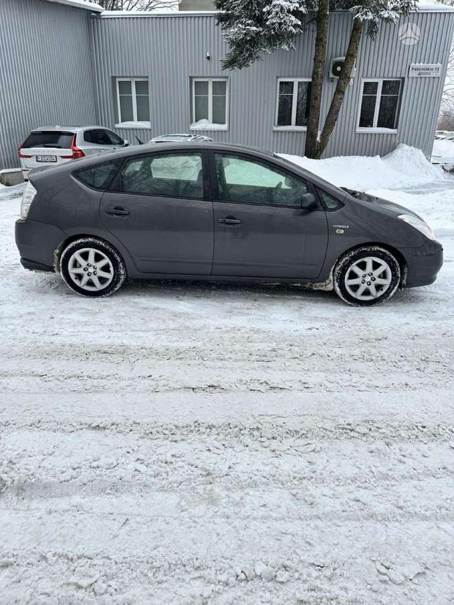 Grey Toyota Prius 2007 in Panevezys, with an engine capacity of 1.50 L and mileage of 376 thousand km for 4400 €, photo 8 on AUTOMOTO.COM.LV