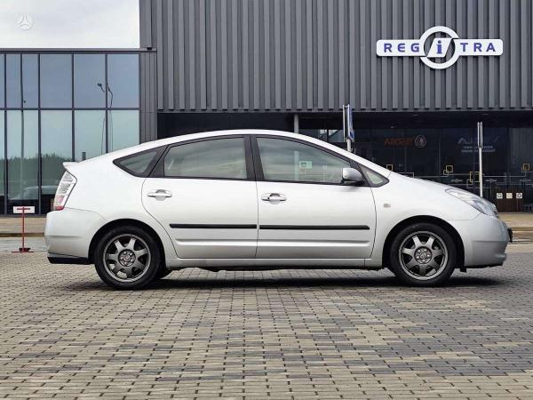 Grey Toyota Prius 2007 in Siauliai, with an engine capacity of 1.50 L and mileage of 224 thousand km for 4800 €, photo 6 on AUTOMOTO.COM.LV