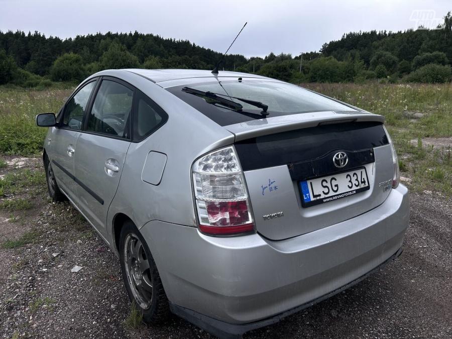 Pelēks Toyota Prius 2007 Kauņa, ar dzinēja tilpumu 1.50 L un nobraukumu 300 tūkst. km par 1700 €, foto 3 vietnē AUTOMOTO.COM.LV