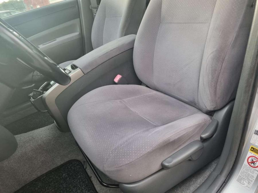 Grey Toyota Prius 2007 in Siauliai, with an engine capacity of 1.50 L and mileage of 224 thousand km for 4900 €, photo 21 on AUTOMOTO.COM.LV
