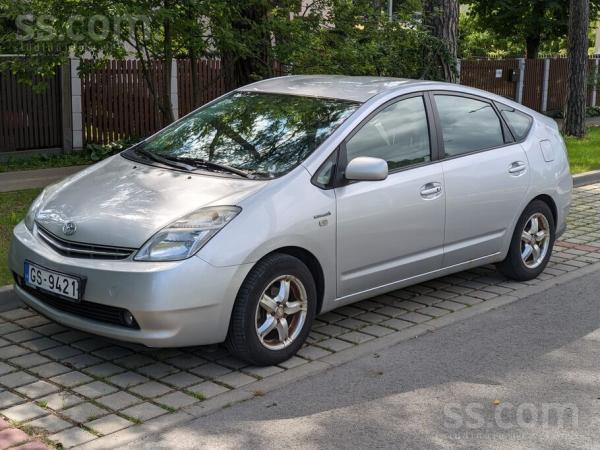 Grey Toyota Prius 2007 in Jurmala, with an engine capacity of 1.50 L and mileage of 195 thousand km for 4690 €, photo 6 on AUTOMOTO.COM.LV