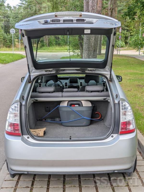 Grey Toyota Prius 2007 in Jurmala, with an engine capacity of 1.50 L and mileage of 195 thousand km for 4690 €, photo 7 on AUTOMOTO.COM.LV