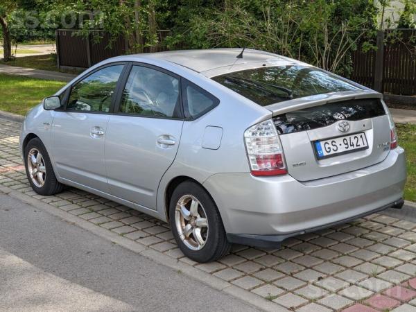 Grey Toyota Prius 2007 in Jurmala, with an engine capacity of 1.50 L and mileage of 195 thousand km for 4690 €, photo 5 on AUTOMOTO.COM.LV