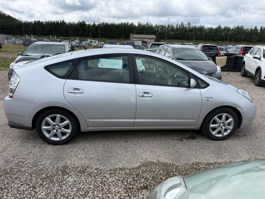 Grey Toyota Prius 2007 in Vilnius, with an engine capacity of 1.50 L and mileage of 227 thousand km for 4950 €, photo 4 on AUTOMOTO.COM.LV