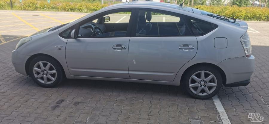 Grey Toyota Prius 2007 in Vilnius, with an engine capacity of 1.50 L and mileage of 318 thousand km for 2650 €, photo 1 on AUTOMOTO.COM.LV