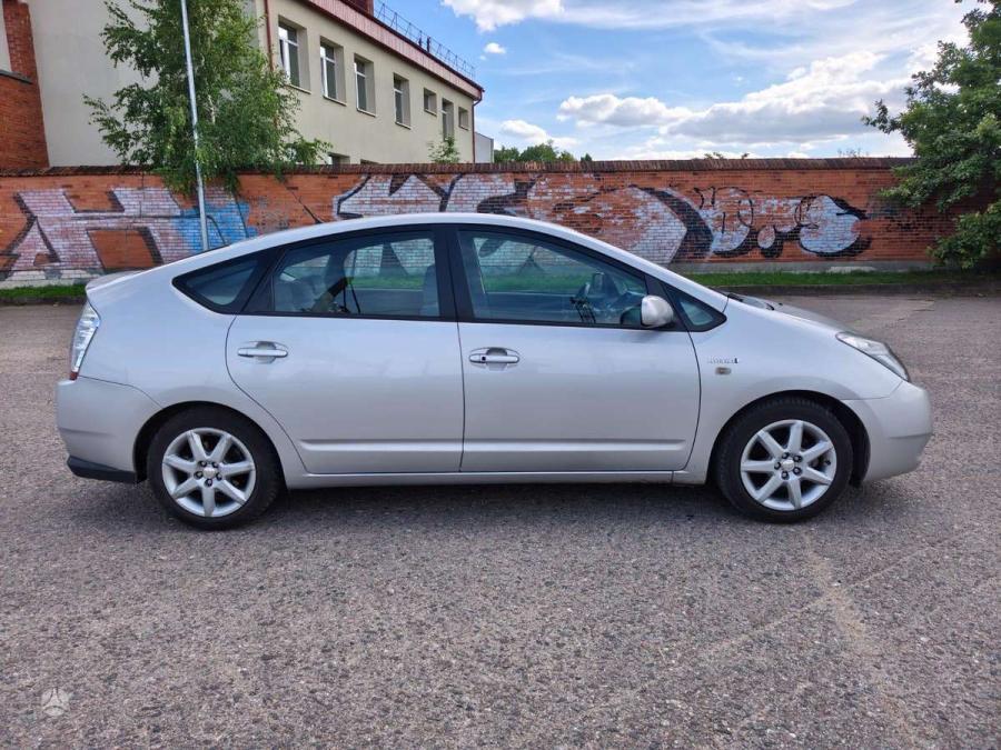 Grey Toyota Prius 2007 in Siauliai, with an engine capacity of 1.50 L and mileage of 273 thousand km for 3150 €, photo 8 on AUTOMOTO.COM.LV