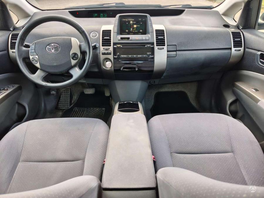 Grey Toyota Prius 2007 in Siauliai, with an engine capacity of 1.50 L and mileage of 273 thousand km for 3150 €, photo 10 on AUTOMOTO.COM.LV