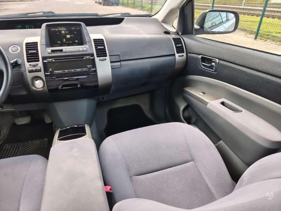 Grey Toyota Prius 2007 in Siauliai, with an engine capacity of 1.50 L and mileage of 273 thousand km for 3150 €, photo 12 on AUTOMOTO.COM.LV