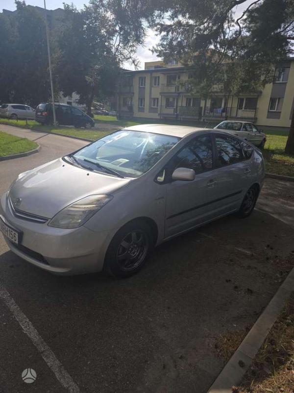 Pelēks Toyota Prius 2007 Druskininkai, ar dzinēja tilpumu 1.50 L un nobraukumu 194 tūkst. km par 5800 €, foto 3 vietnē AUTOMOTO.COM.LV