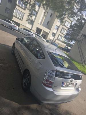 Pelēks Toyota Prius 2007 Druskininkai, ar dzinēja tilpumu 1.50 L un nobraukumu 194 tūkst. km par 5800 €, foto 4 vietnē AUTOMOTO.COM.LV