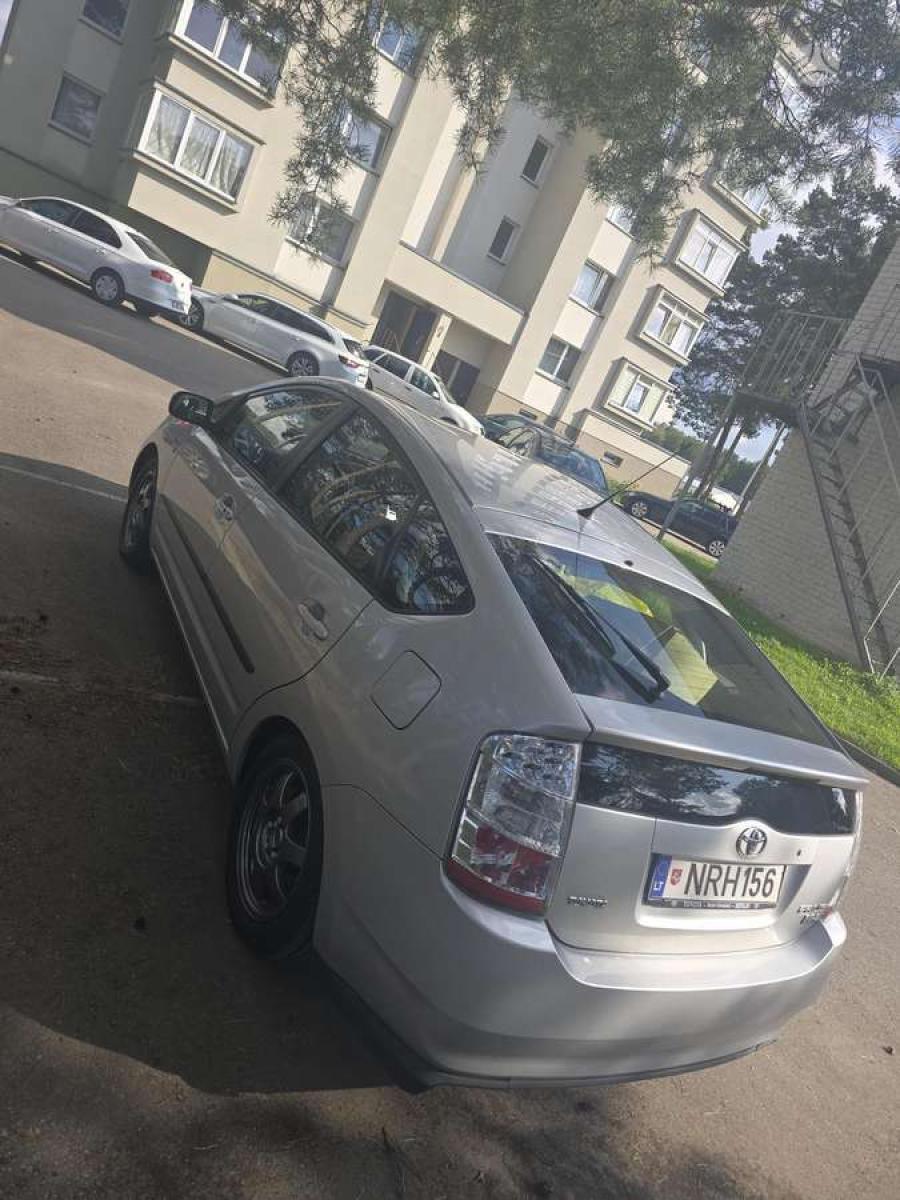 Pelēks Toyota Prius 2007 Druskininkai, ar dzinēja tilpumu 1.50 L un nobraukumu 194 tūkst. km par 5800 €, foto 4 vietnē AUTOMOTO.COM.LV